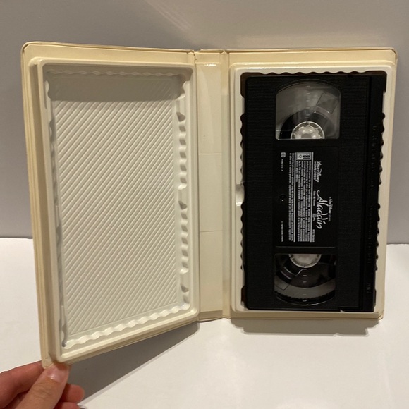 Disney | Media | 6 Disney Tapes Aladdin Black Cauldron Hunchback ...